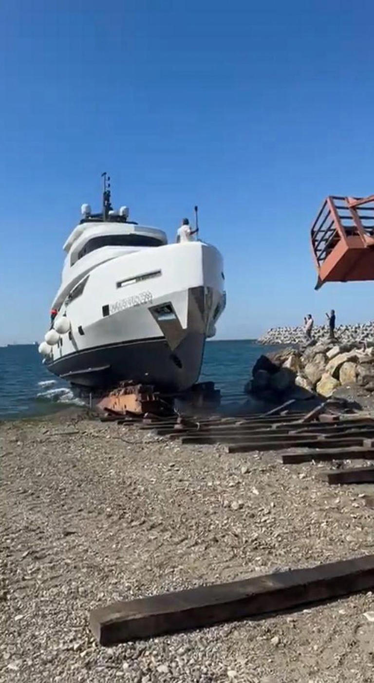 Brand new $1M luxury yacht tips over and sinks just minutes after ...