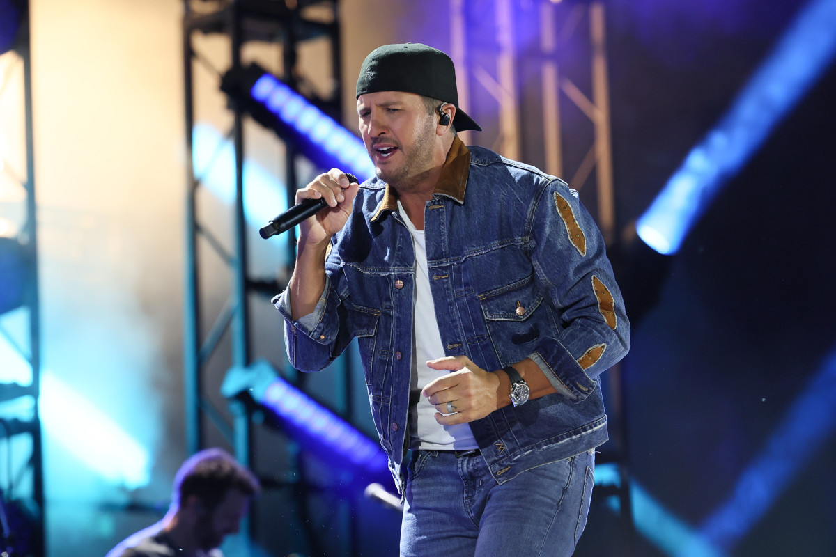 Beloved Country Star Honors Rising Singer with 'Iconic' End-of-Tour Gift