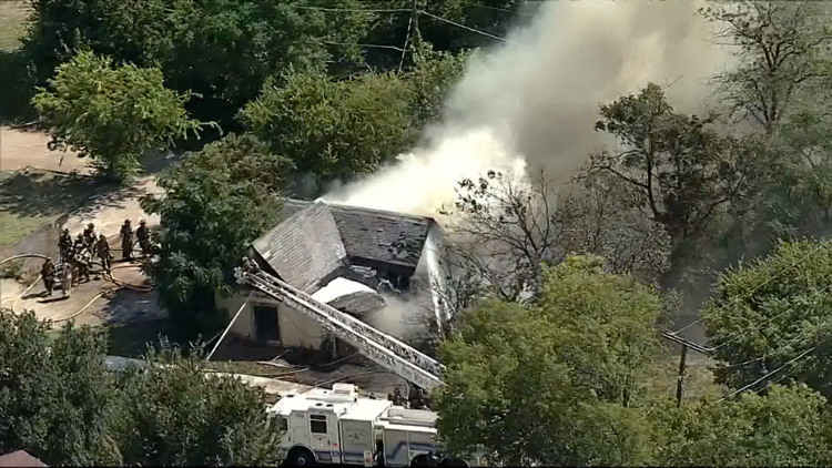 Firefighter injured while battling North Texas house fire, officials say