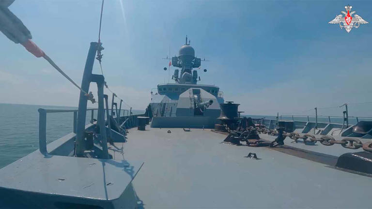 Rusia merilis video tembakan artileri dari kapal rudal Veliky Ustyug di Laut Kaspia