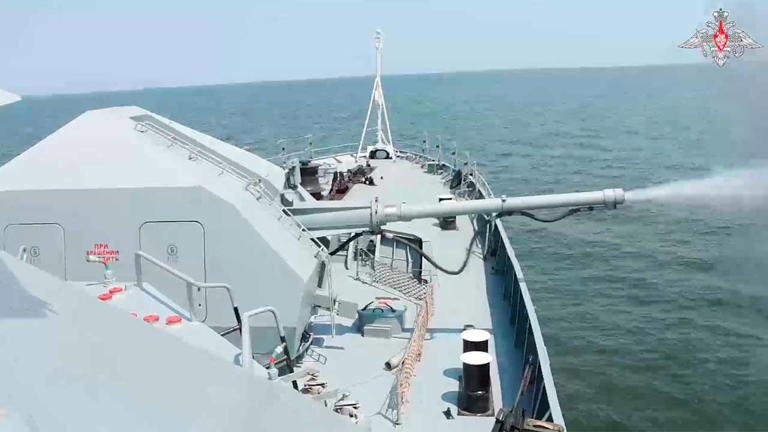 Rusia merilis video tembakan artileri dari kapal rudal Veliky Ustyug di Laut Kaspia