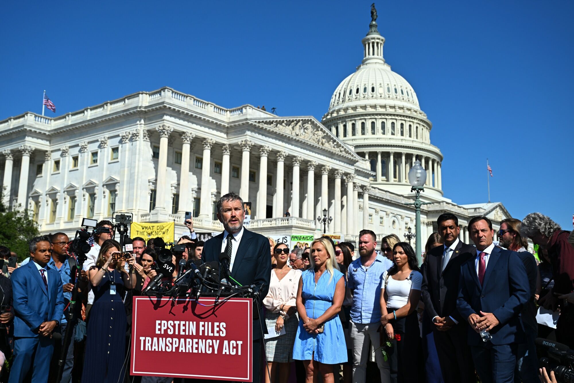 Sobrevivientes de Jeffrey Epstein exigen se publiquen archivos secretos