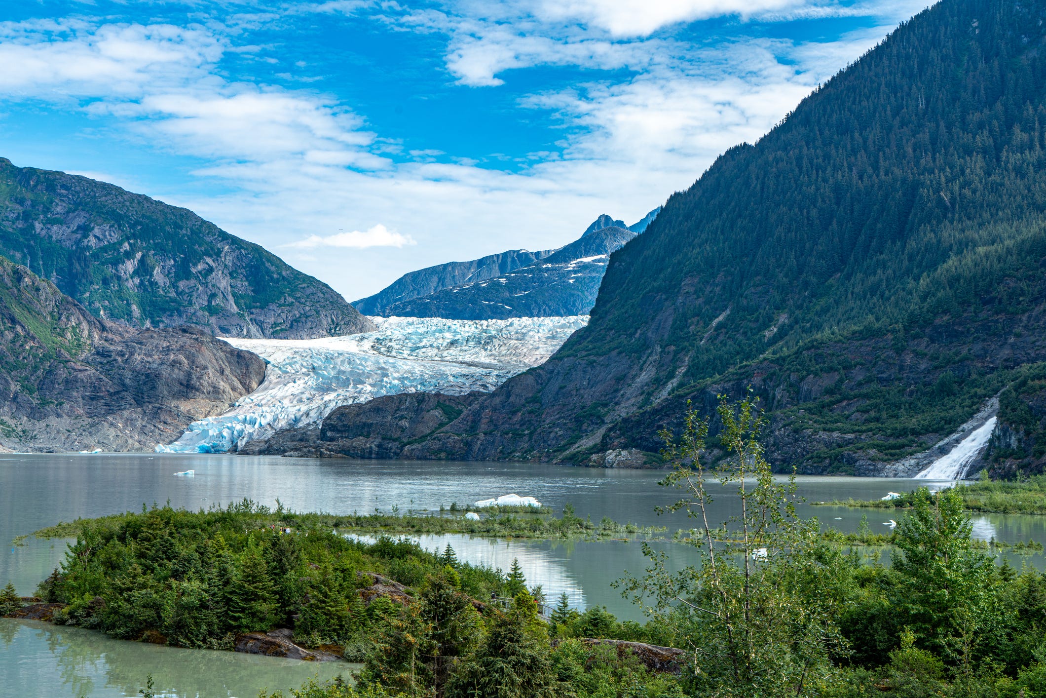 Arizona man dies while hiking in Alaska