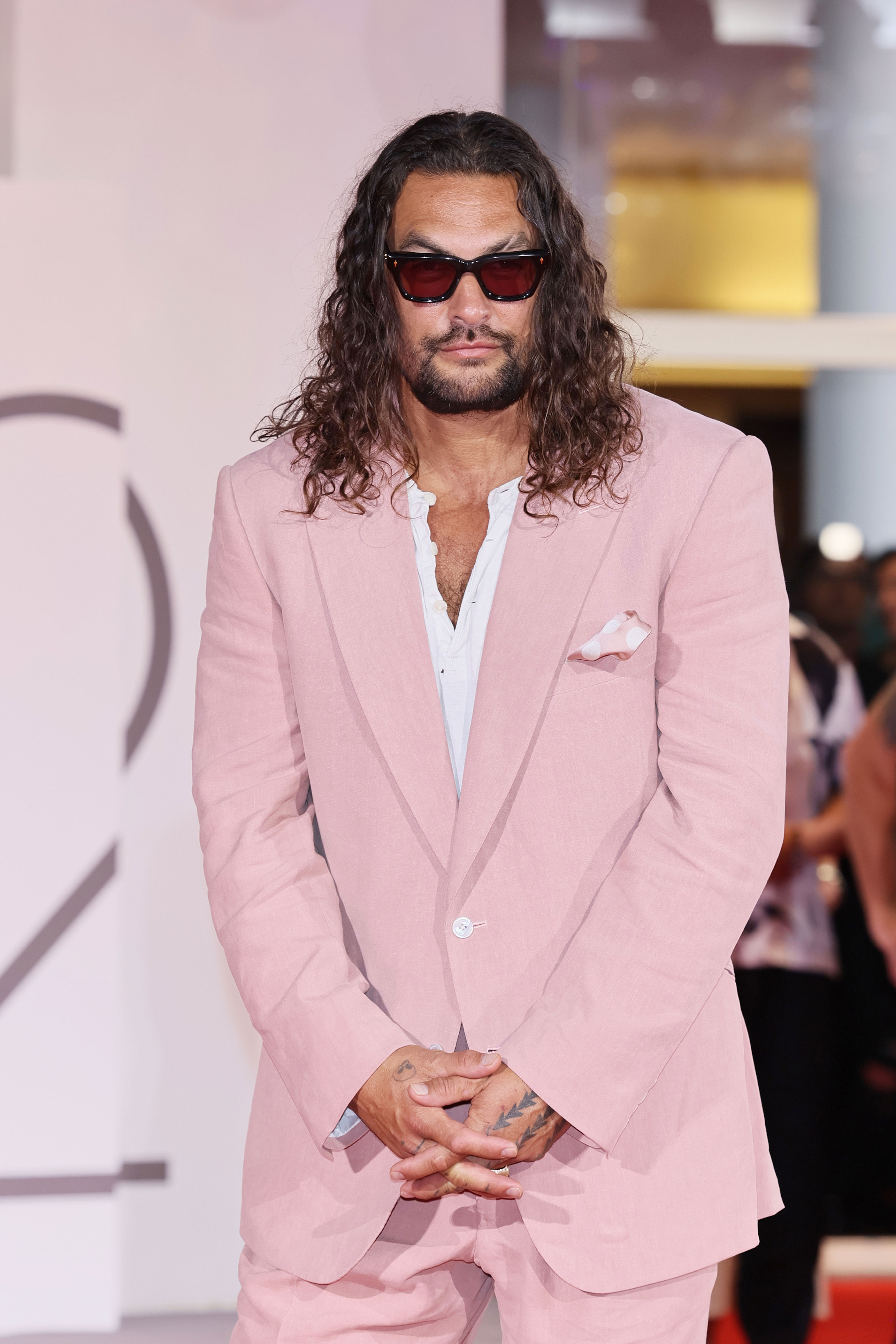 Jason Momoa matches toenail polish to pink suit at ‘In the Hand of ...