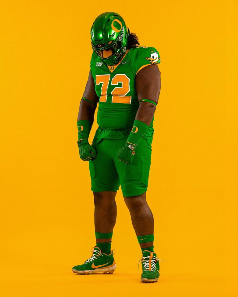 Oregon Unveils Week Two Uniform Combination