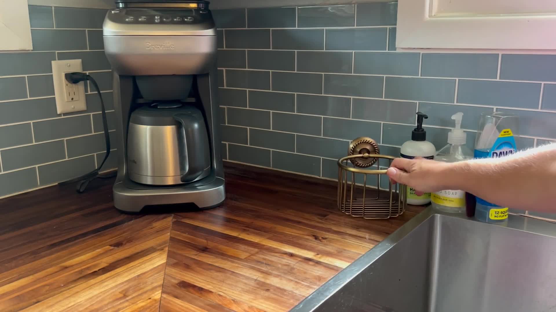 Why DIYers are OBSESSED with this unique toilet paper holder idea for ...