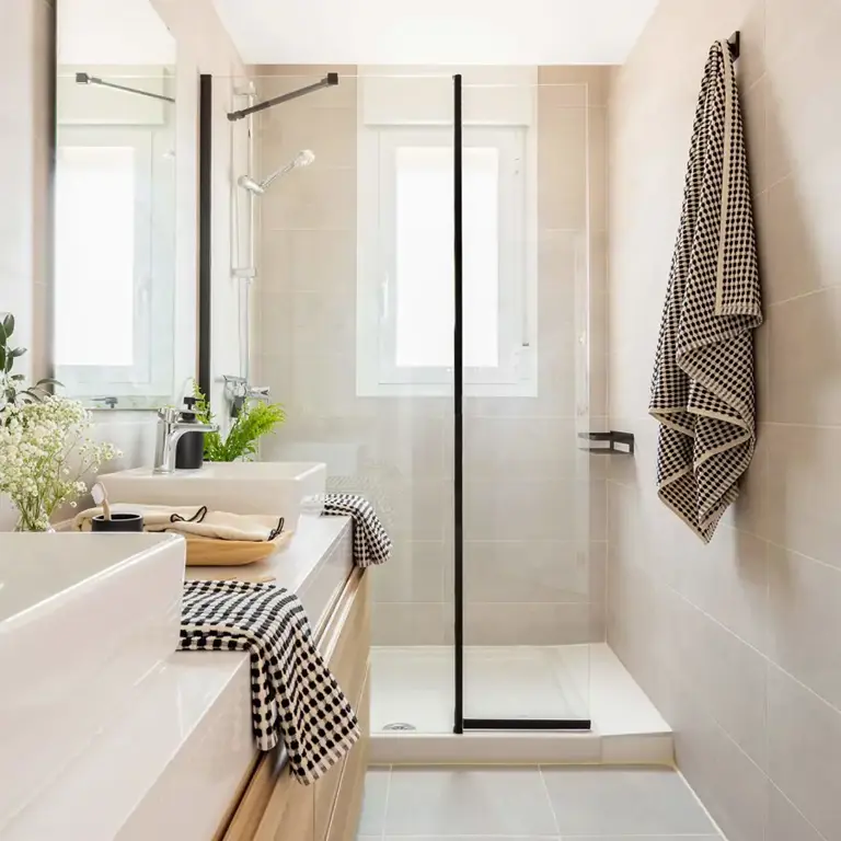 Así debes limpiar la mampara de la ducha (desde dentro)