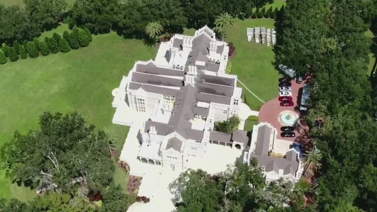 ‘They used God to become rich’: Contractor shares inside look at FBI ...