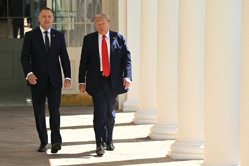'Tall tale' Trump exposed in photo op that shatters 6ft 3in height claim
