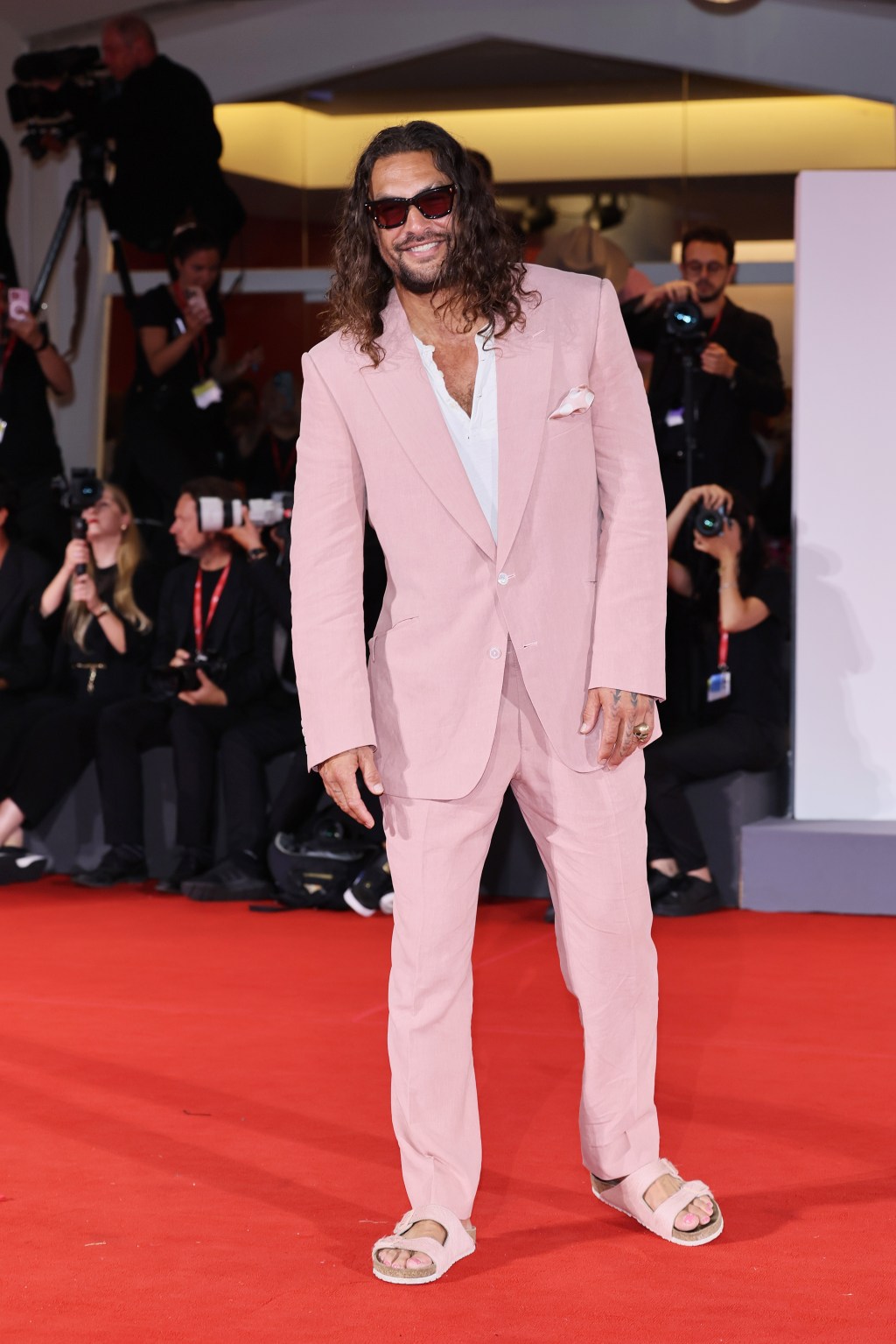 Jason Momoa matches toenail polish to pink suit at ‘In the Hand of ...
