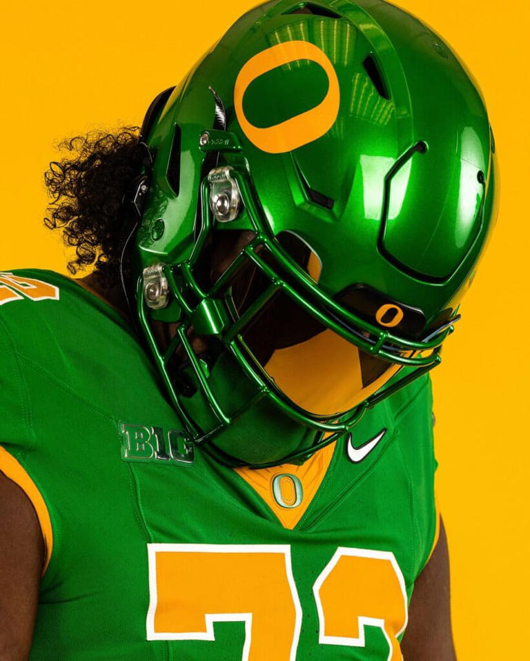 Oregon Unveils Week Two Uniform Combination
