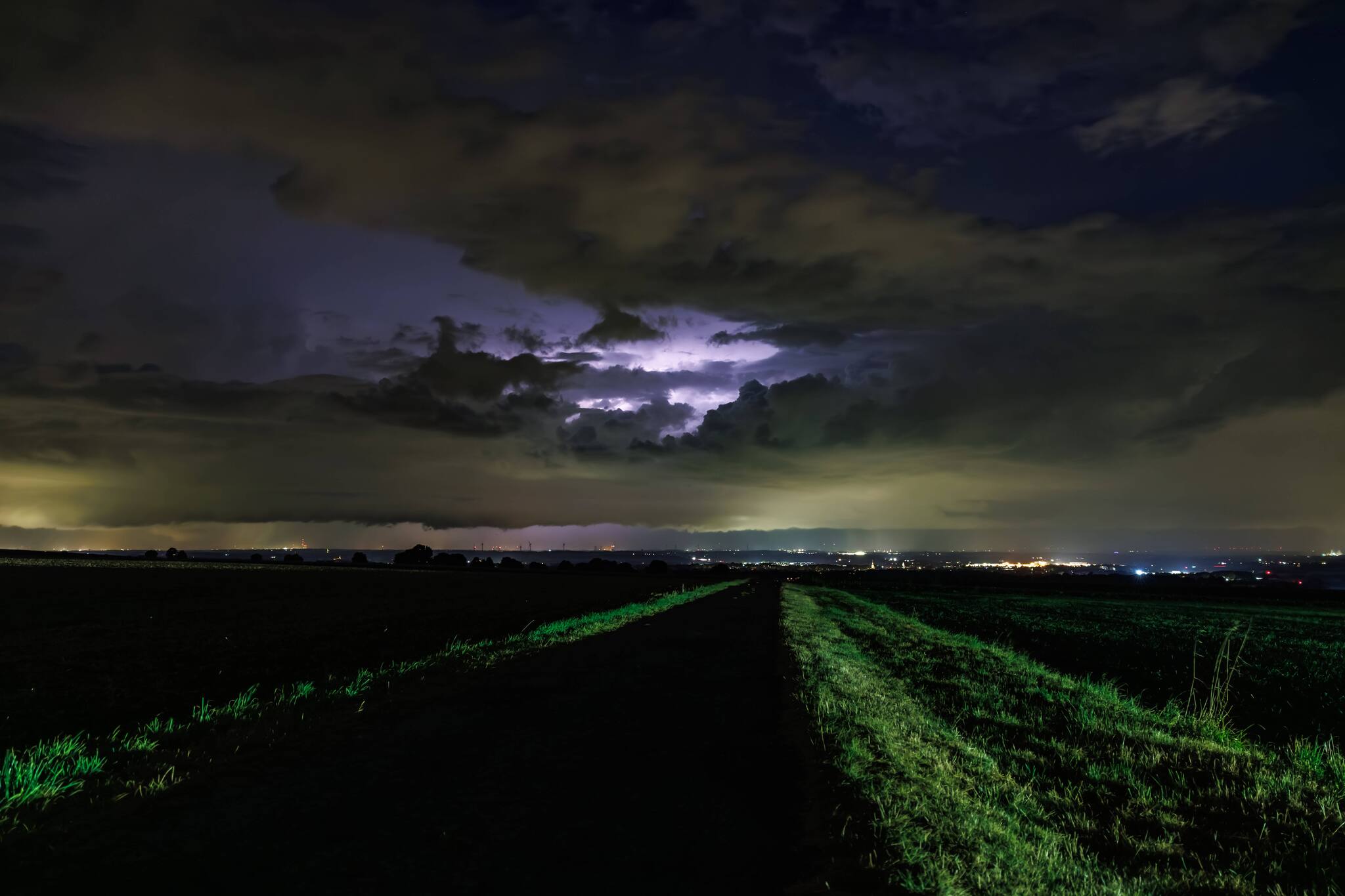 Warnung vor heftigen Gewittern mit Starkregen, orkanartigen Böen und Hagel