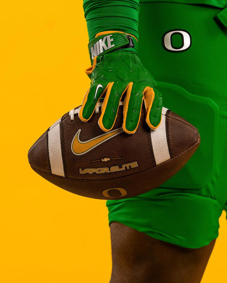 Oregon Unveils Week Two Uniform Combination
