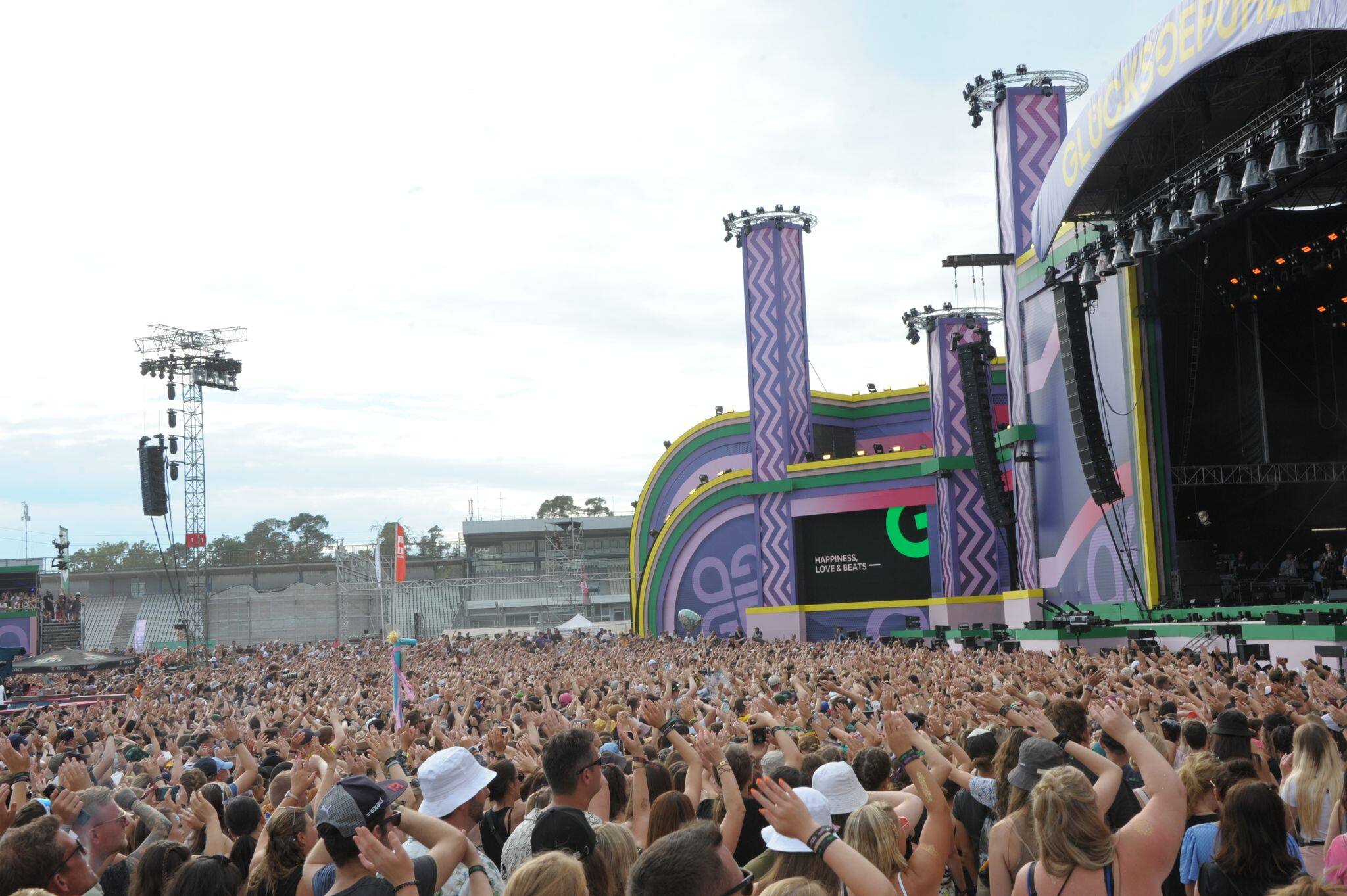 Apache 207 und Black Eyed Peas beim Glücksgefühle-Festival