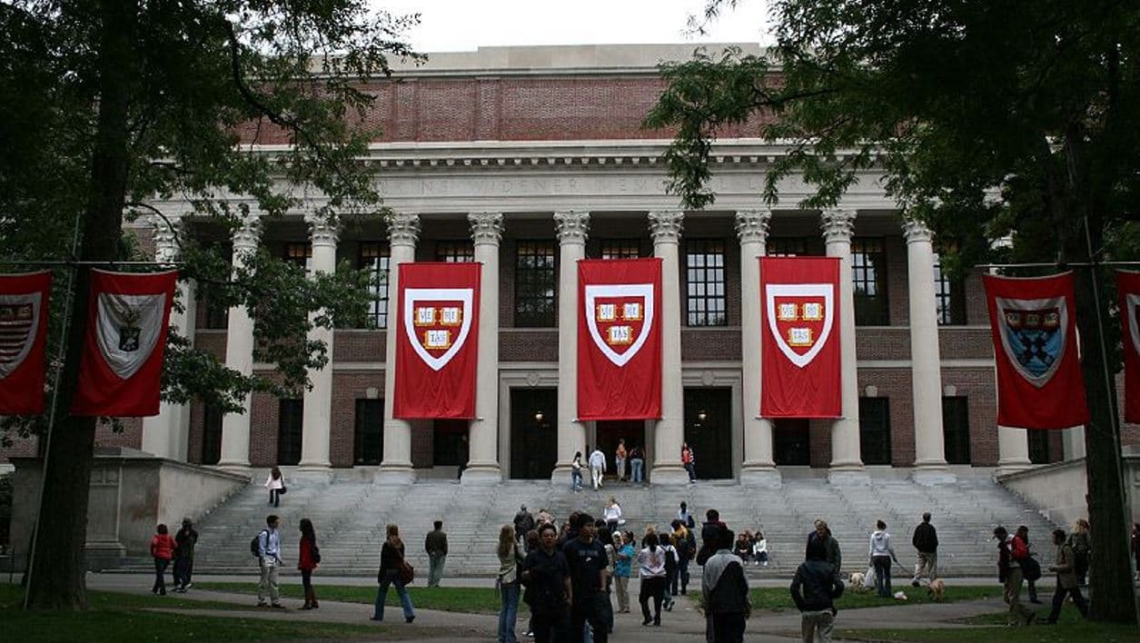 Une "violation du premier amendement": le gel des financements à l ...