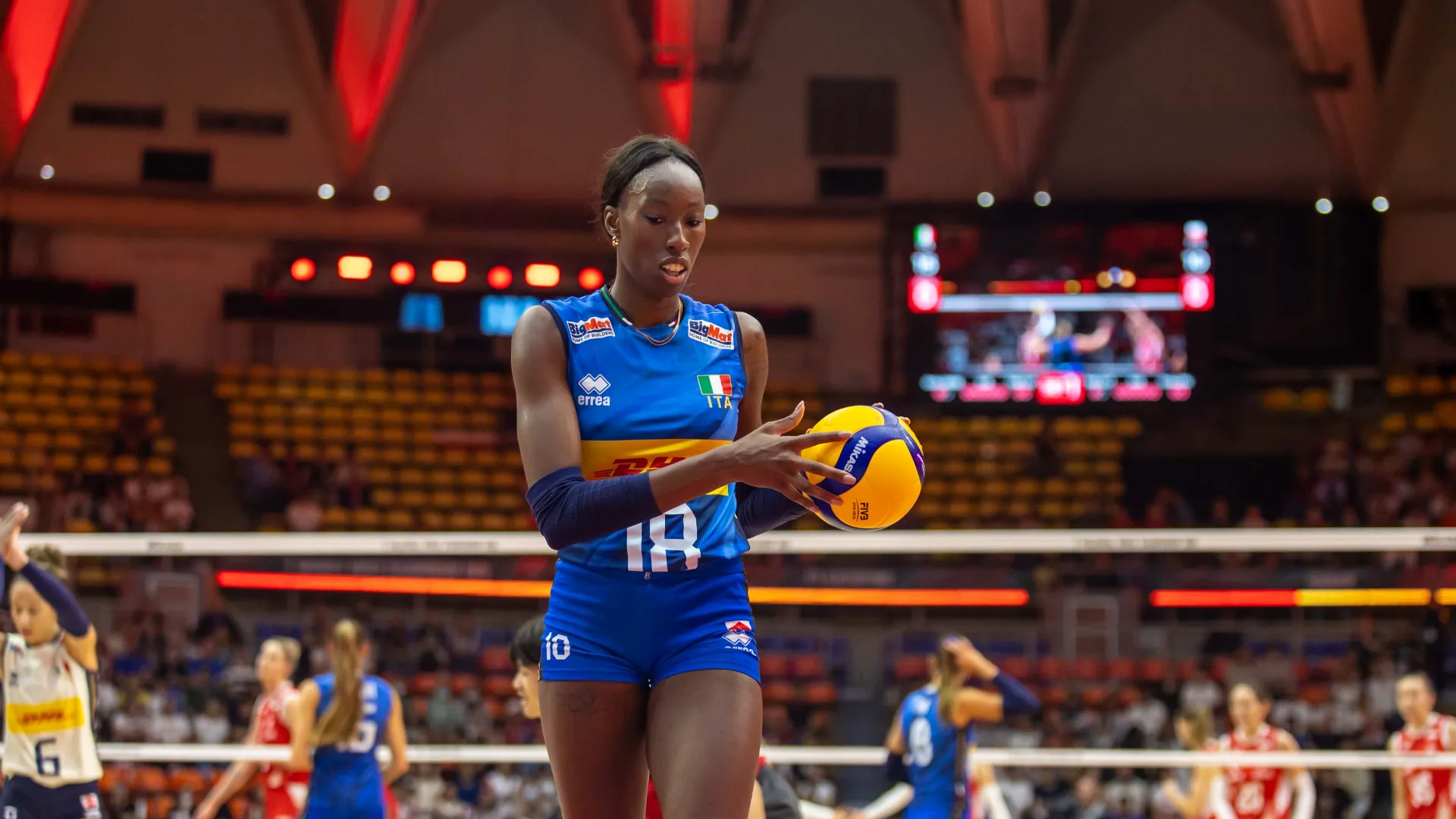 Paola Egonu non perdona il suo allenatore e lo rimanda a casa con le polacche: le foto