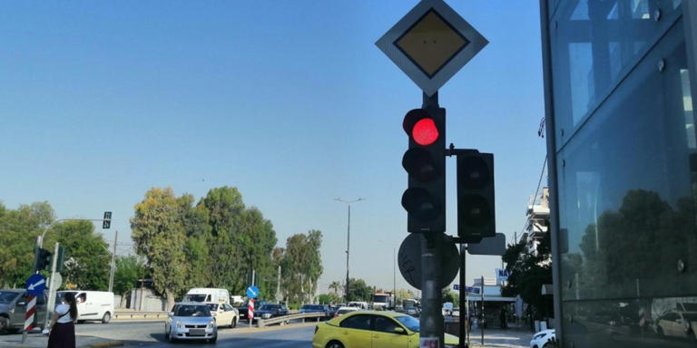 Επιτρέπεται να περάσω με κόκκινο χωρίς να φάω πρόστιμο; -Τι λέει ο ΚΟΚ