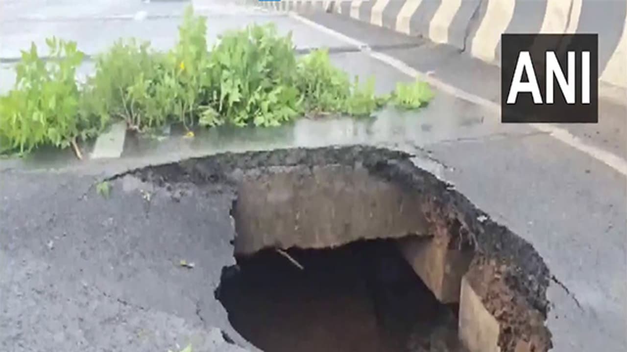Portion Of Flyover Collapse On NH 44 in New Delhi After Heavy Rain ...