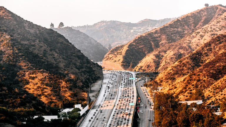 Repaving project partially closing 405 Freeway in the Sepulveda Pass