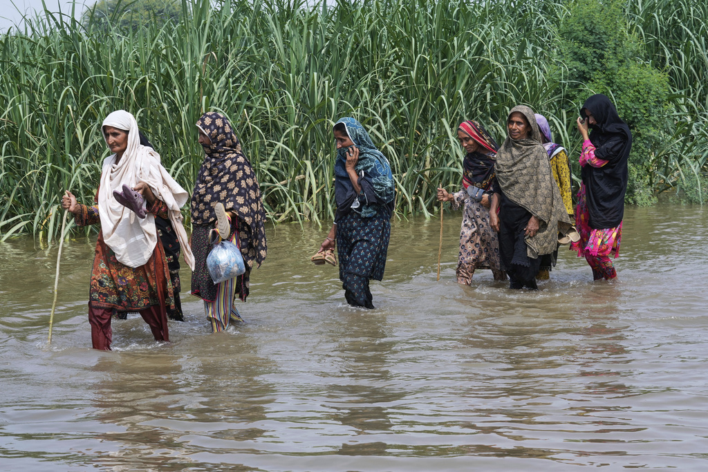 300,000 more people evacuated in eastern Pakistan after a new Indian ...