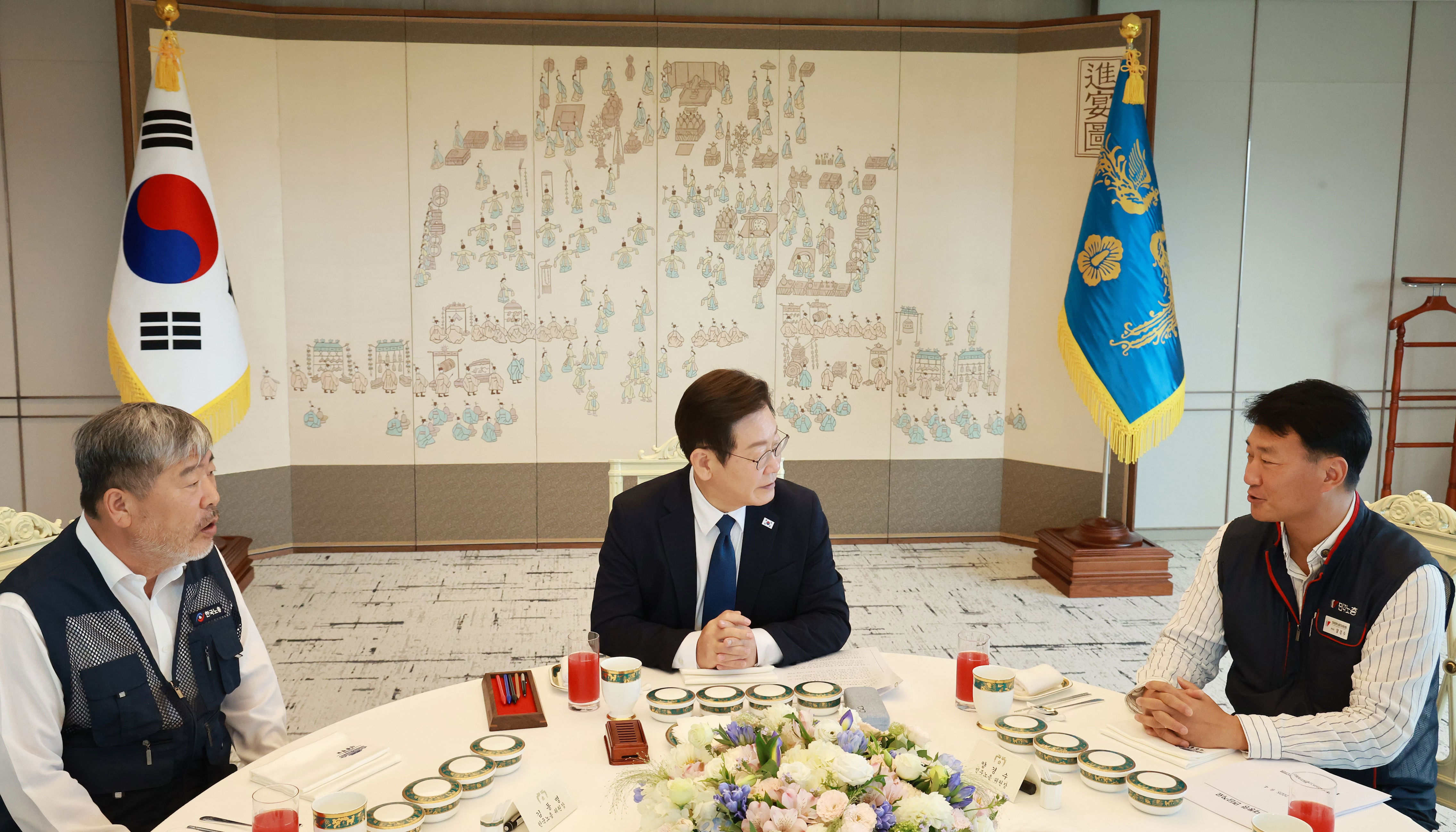 President Lee Jae Myung holds first meeting with Korean Confederation ...