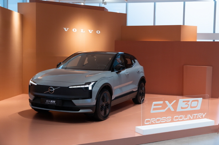 볼보자동차코리아, 순수 전기 크로스컨트리 'EX30CC' 출시