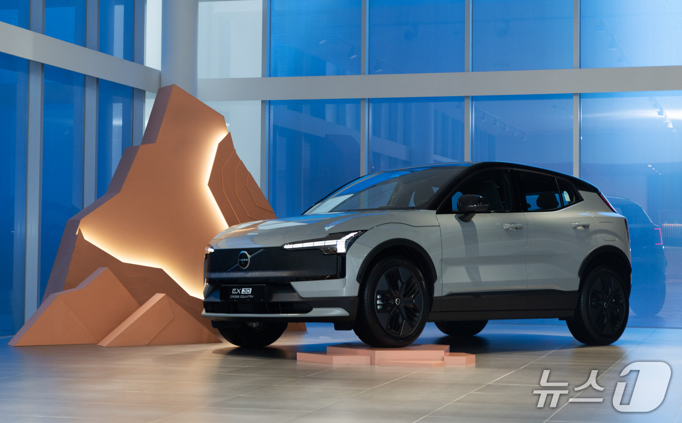 볼보차 'EX30CC' 출시…지상고 높이고 사륜구동 탑재