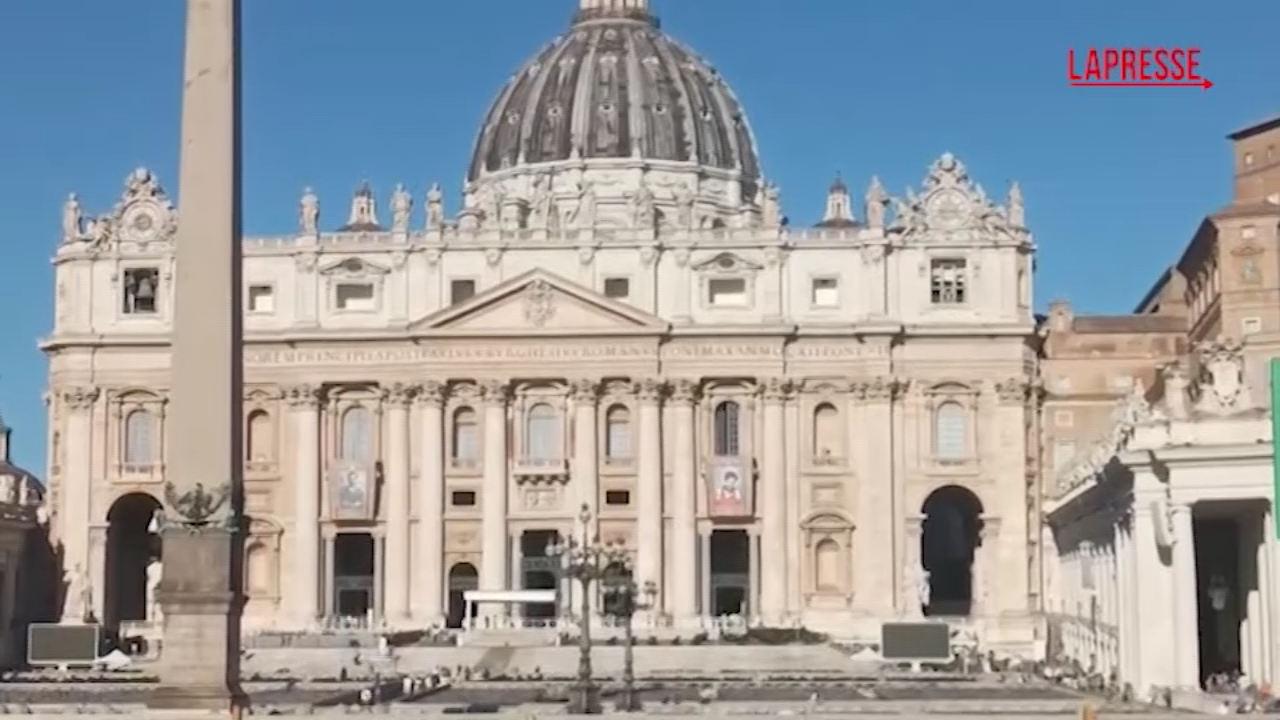 Vaticano, drappi con immagini Acutis e Frassati esposti in piazza San ...