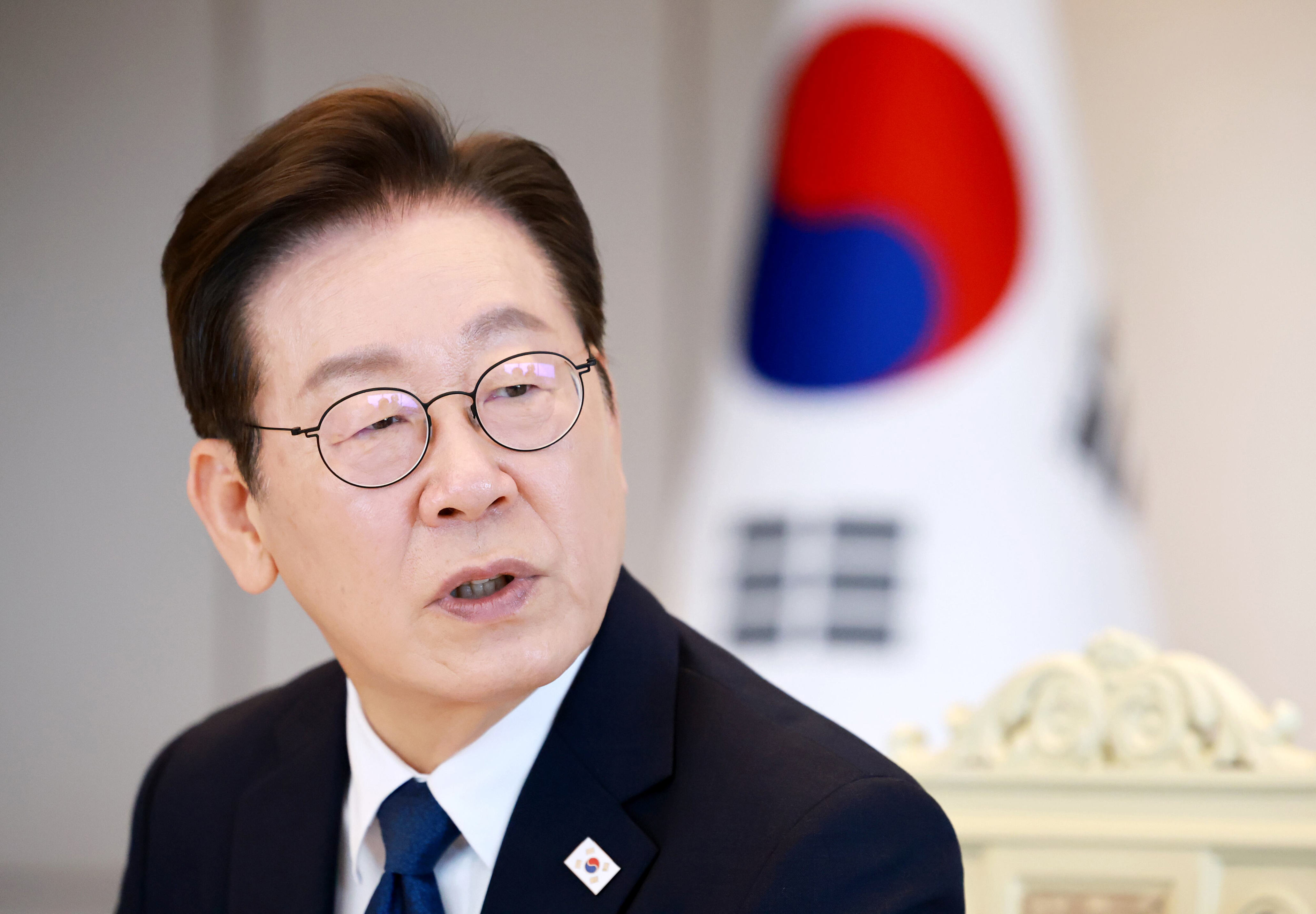 Lee Jae-myung's approval rating surges to 62%