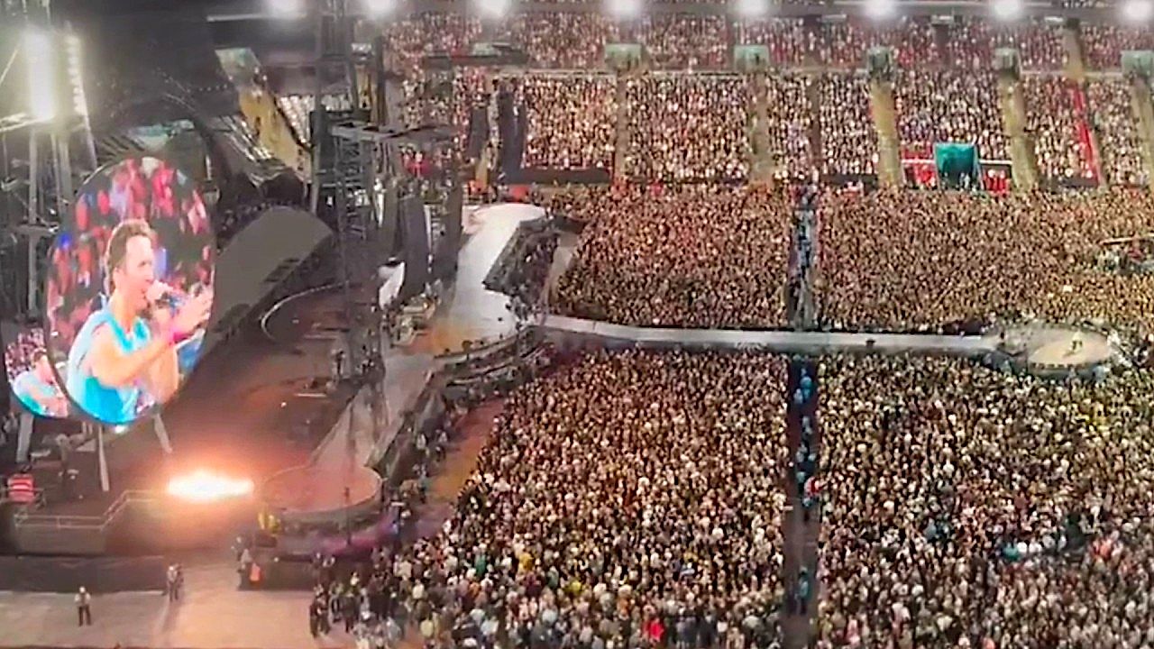 Coldplay singer invites Israeli girls on stage sparking boos at Wembley ...