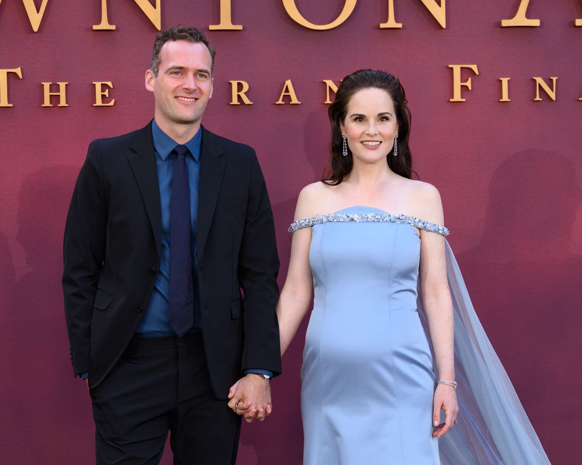 Michelle Dockery debuted her pregnancy on the 'Downton Abbey' red ...