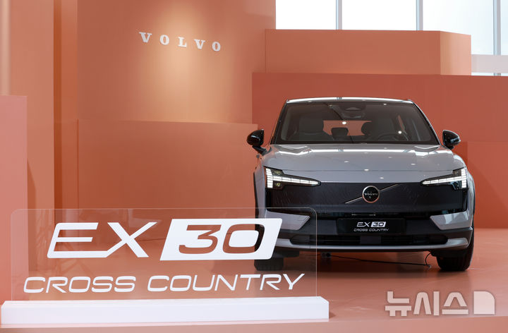 ボルボのフルエレクトリック・コンパクトSUV「EX30CC」