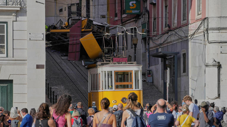 What is the moon phase today? Lunar phases 2025