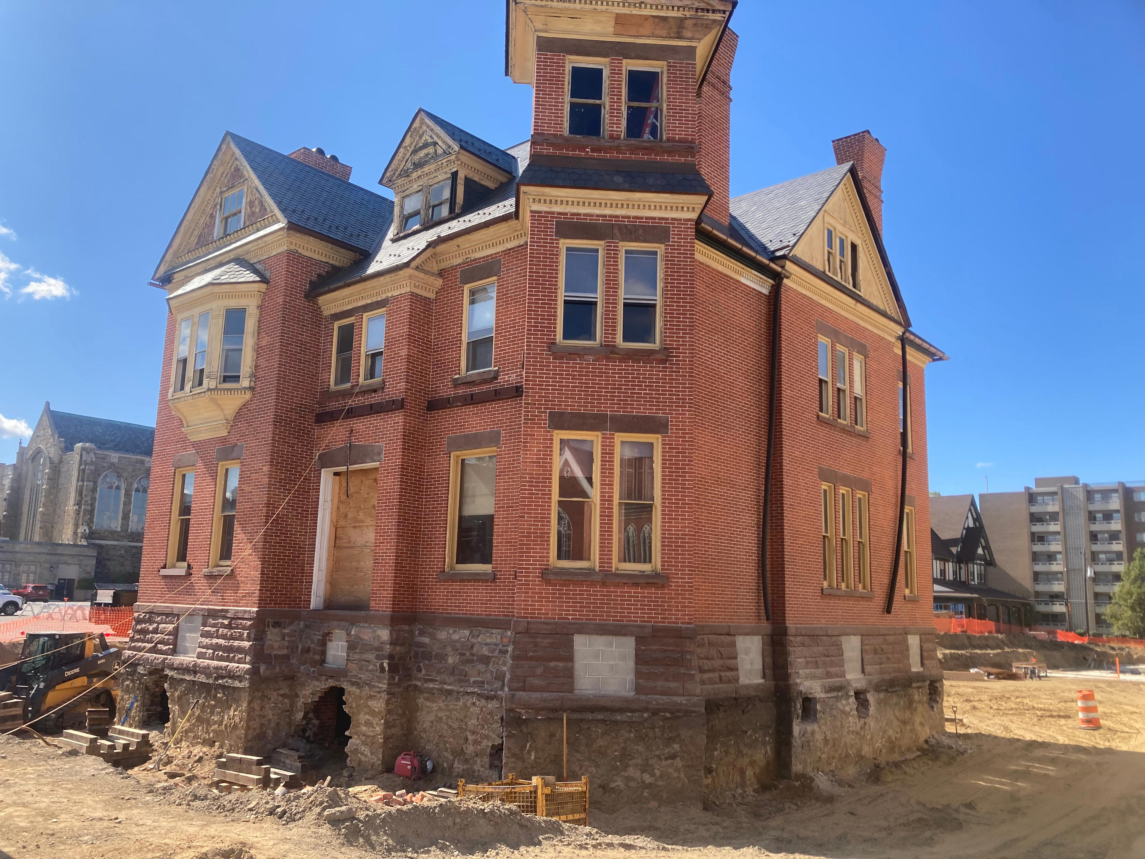 What does it take to pick up and move a 19th century mansion? Watch it ...