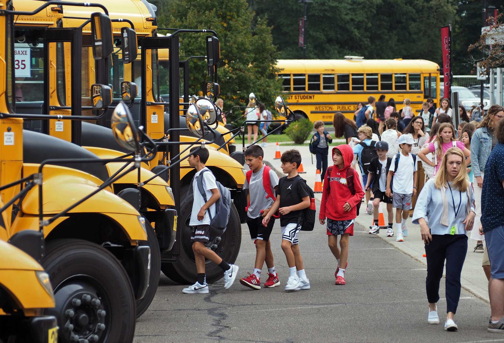 New Canaan schools report bus delays after switch to new routing software