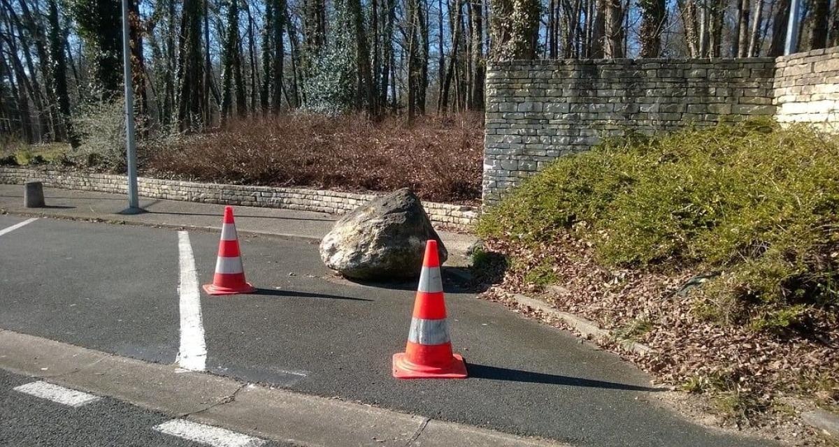 Elle roulait tranquille… un rocher de 150 kg lui tombe dessus en pleine ...