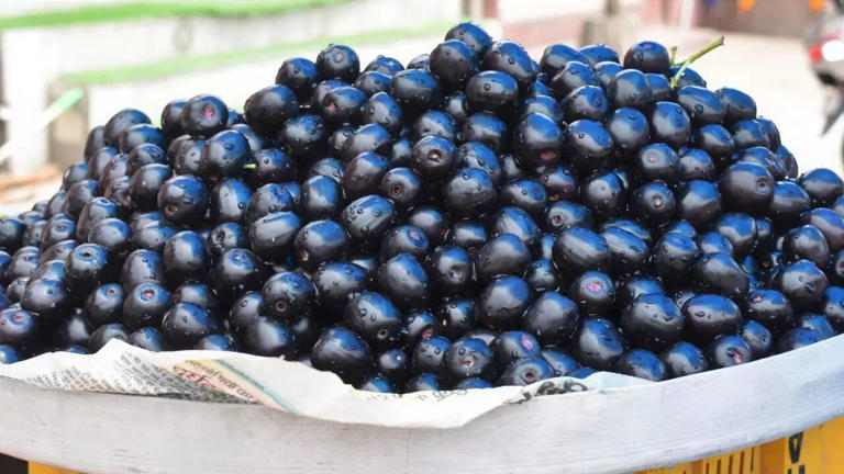 Who should avoid eating jamuns: Know the potential health risks