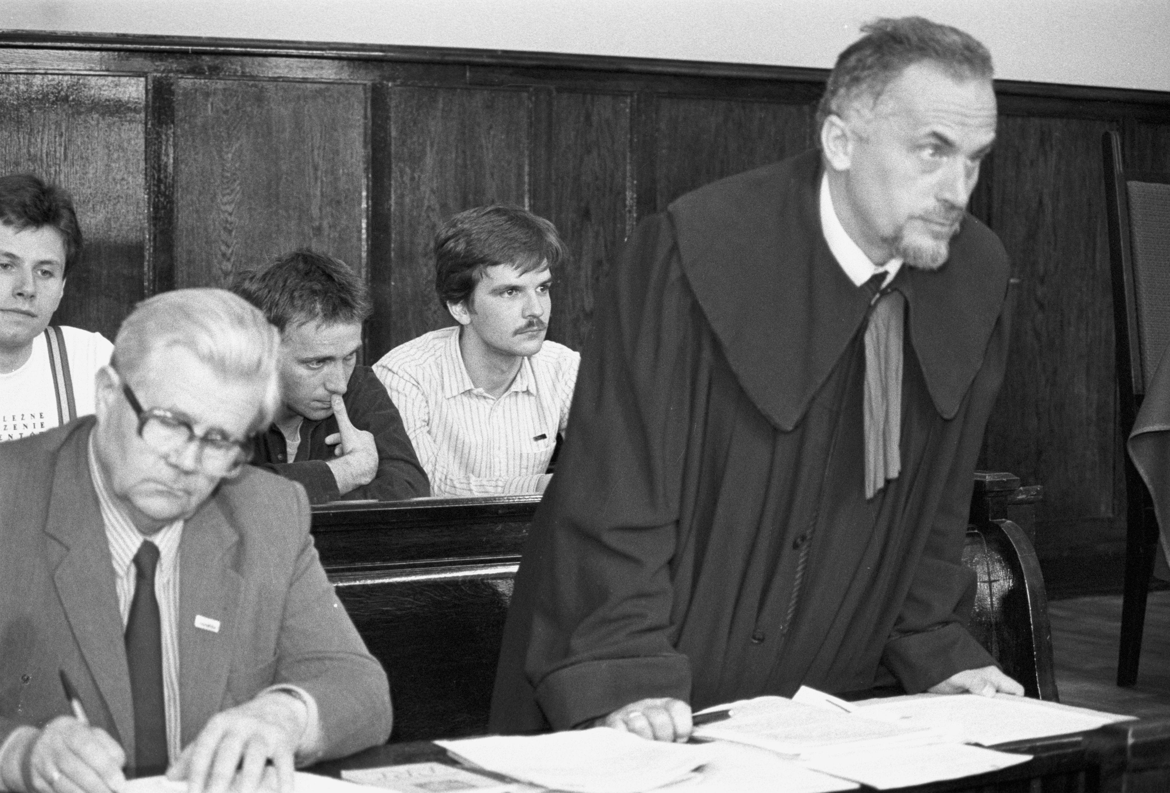 Popchnął krzesło i omal nie zrzucił siedzącego. Ten sędzia zasłynął już w czasach PRL-u