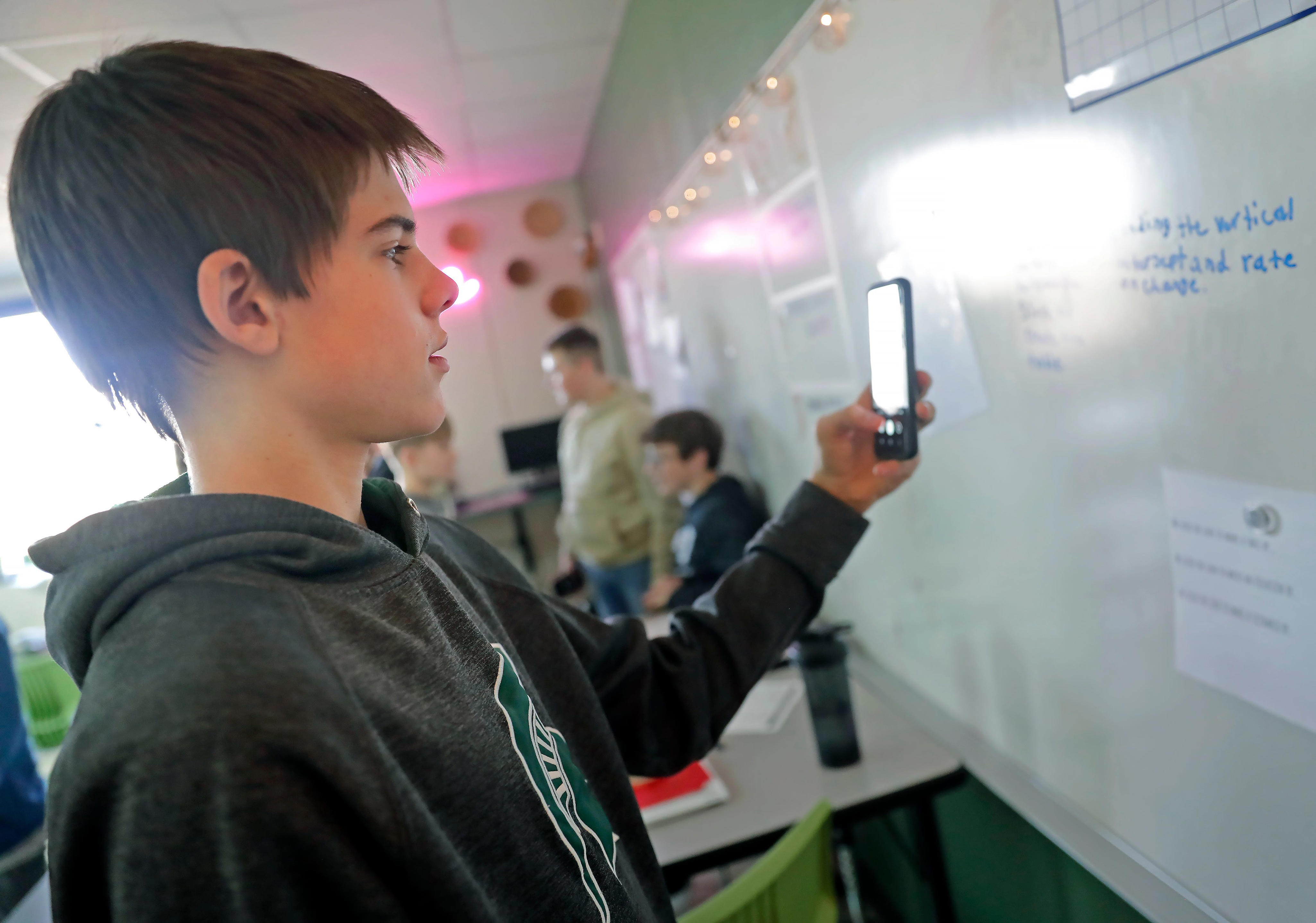 Lawmakers propose bell-to-bell cellphone ban in Wisconsin schools