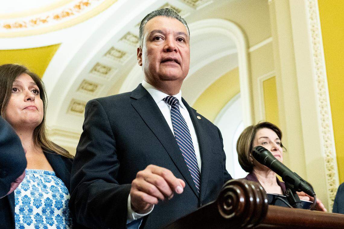 The ‘handcuff incident' could help Alex Padilla become California's ...