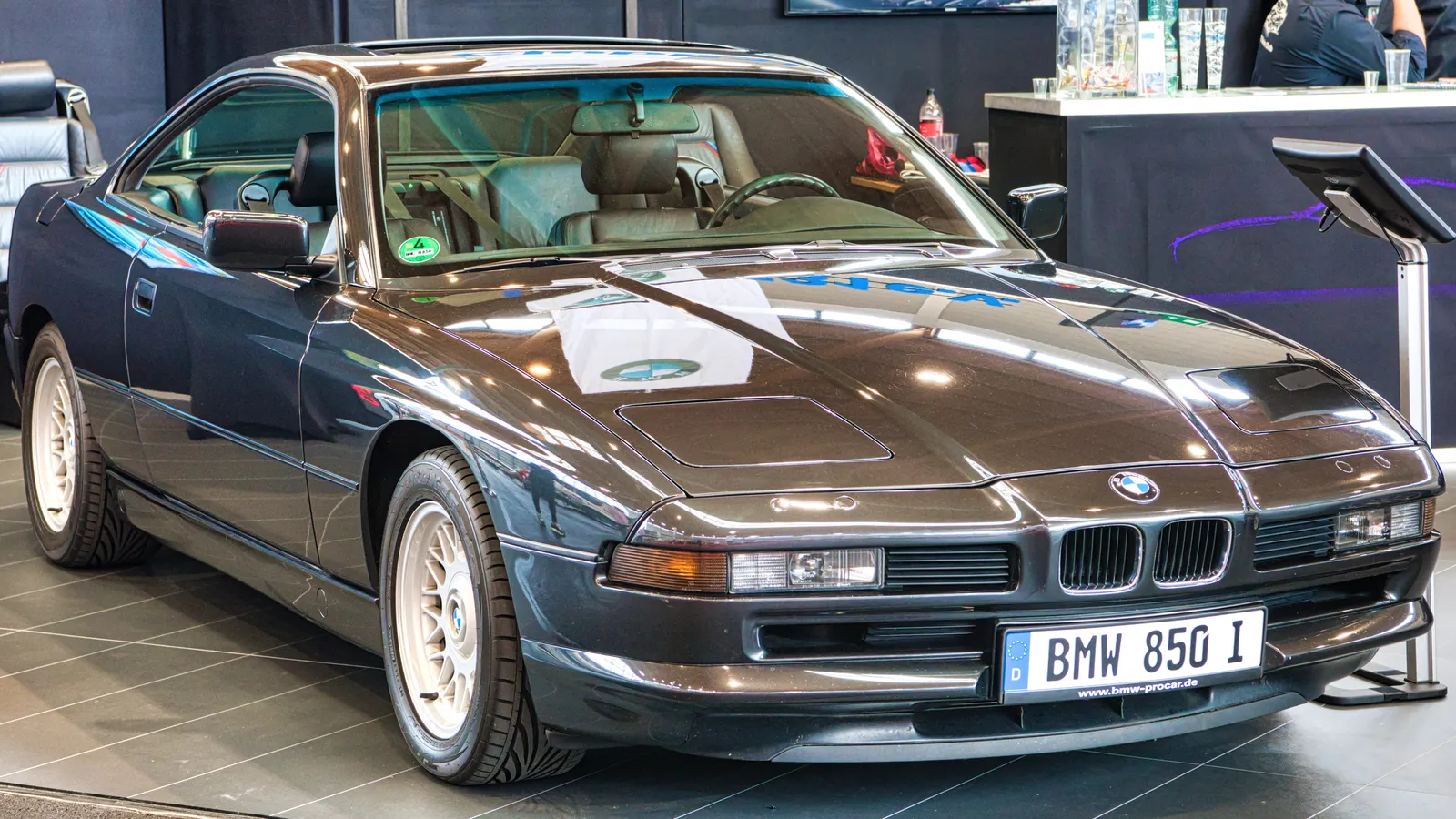 BMW bids farewell to the 8 Series with E31 colors and M branding