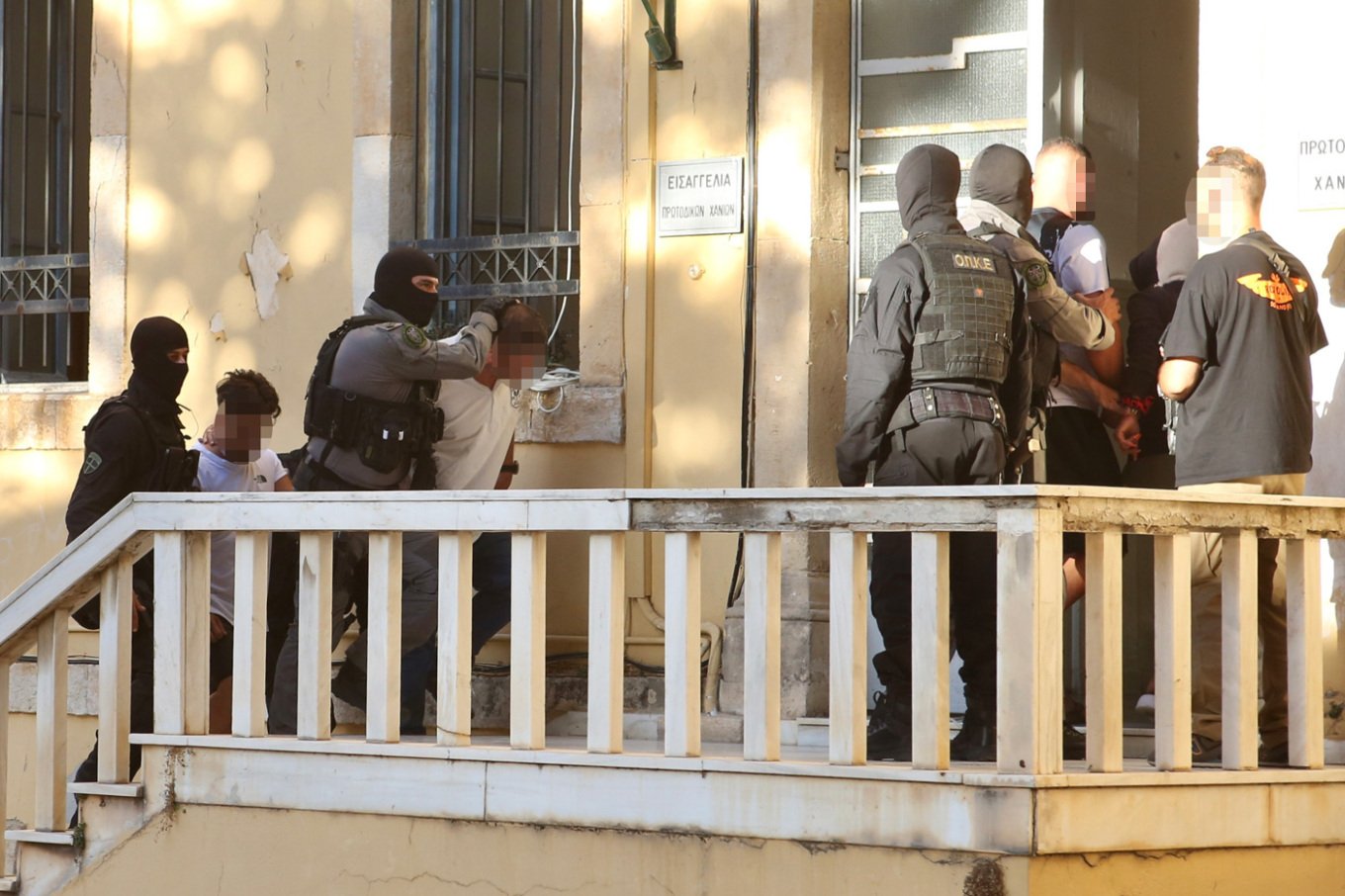 Πώς και γιατί έμειναν ελεύθεροι μετά τις απολογίες τους τέσσερις ...