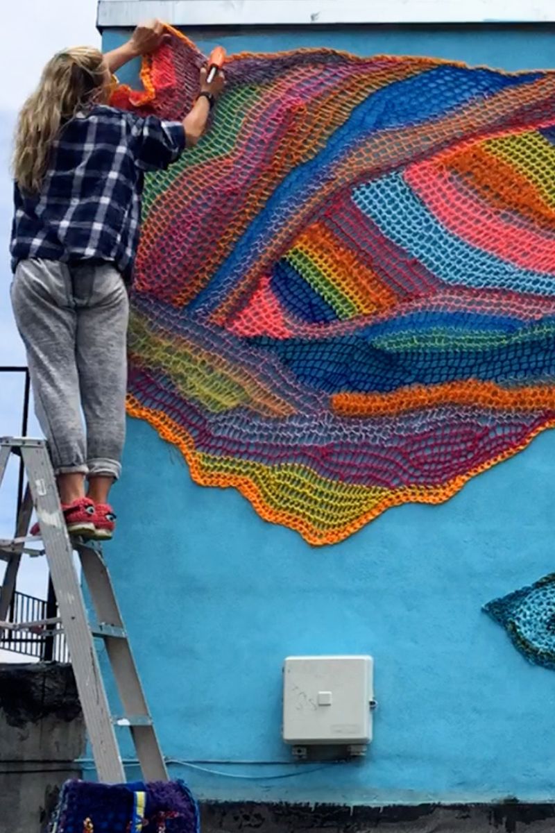 London Kaye's Mega Yarn, przekształcając szydełkowanie w sztukę publiczną