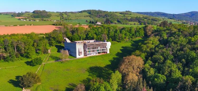 Ce couvent atypique, conçu par Le Corbusier, propose des séjours entre ...