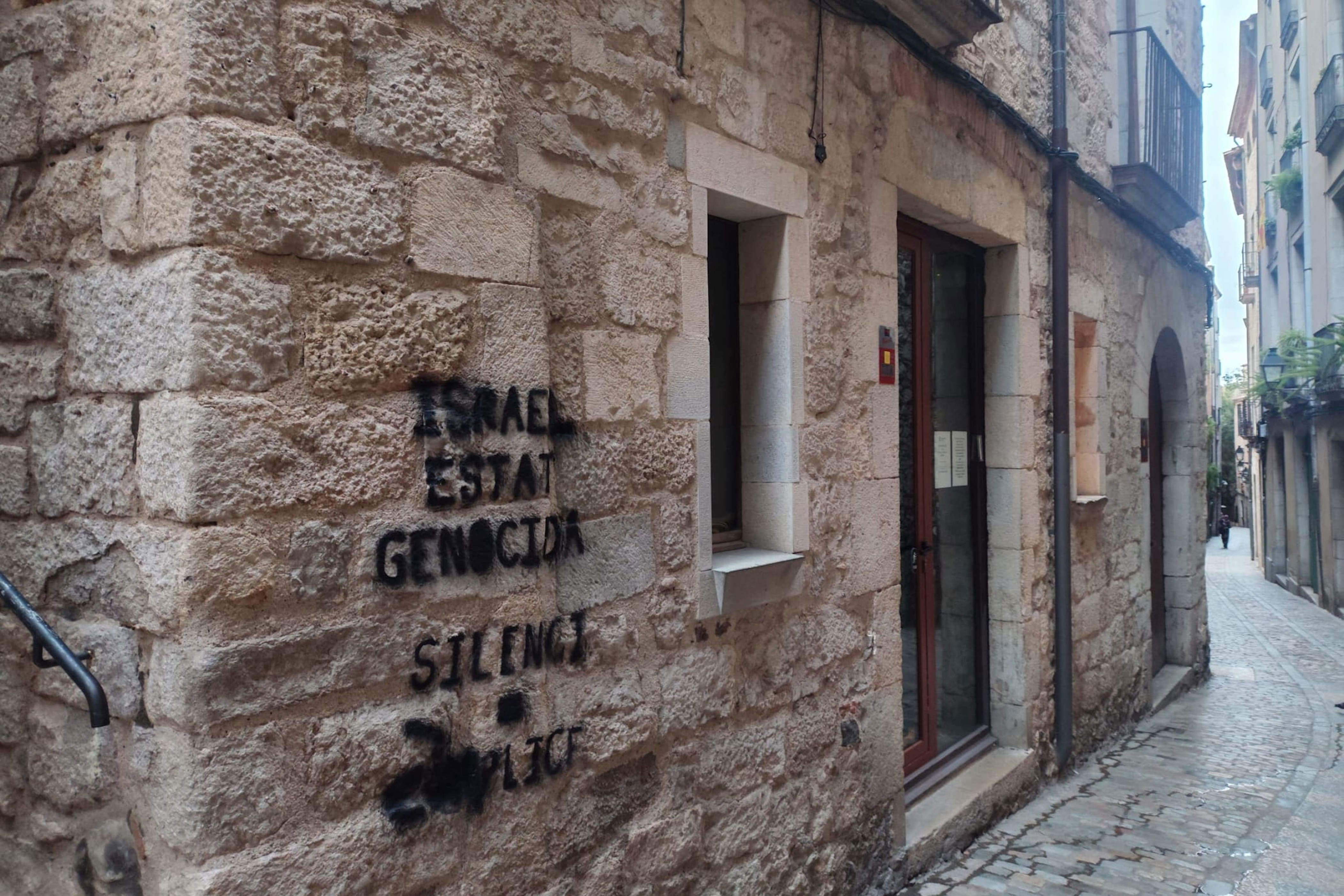 Investigan unas pintadas contra Israel en la fachada del centro judío ...