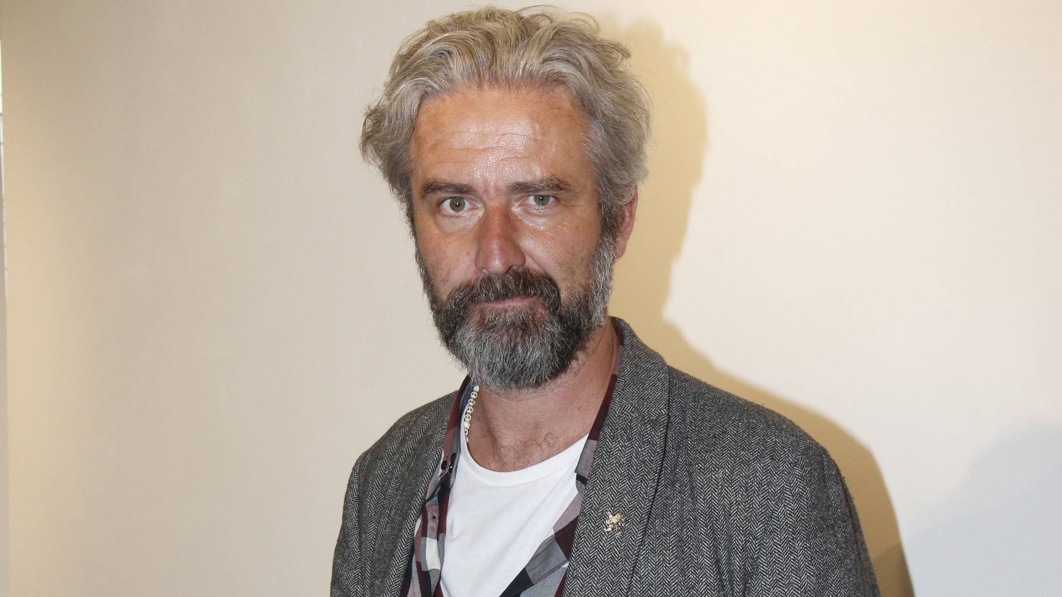 Roman Zach se na manželku dívá svrchu. A není se čemu divit