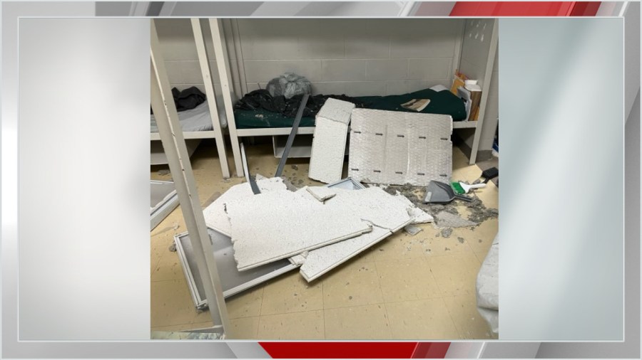 Inmate tries to escape Wapello County jail by crawling through ceiling ...