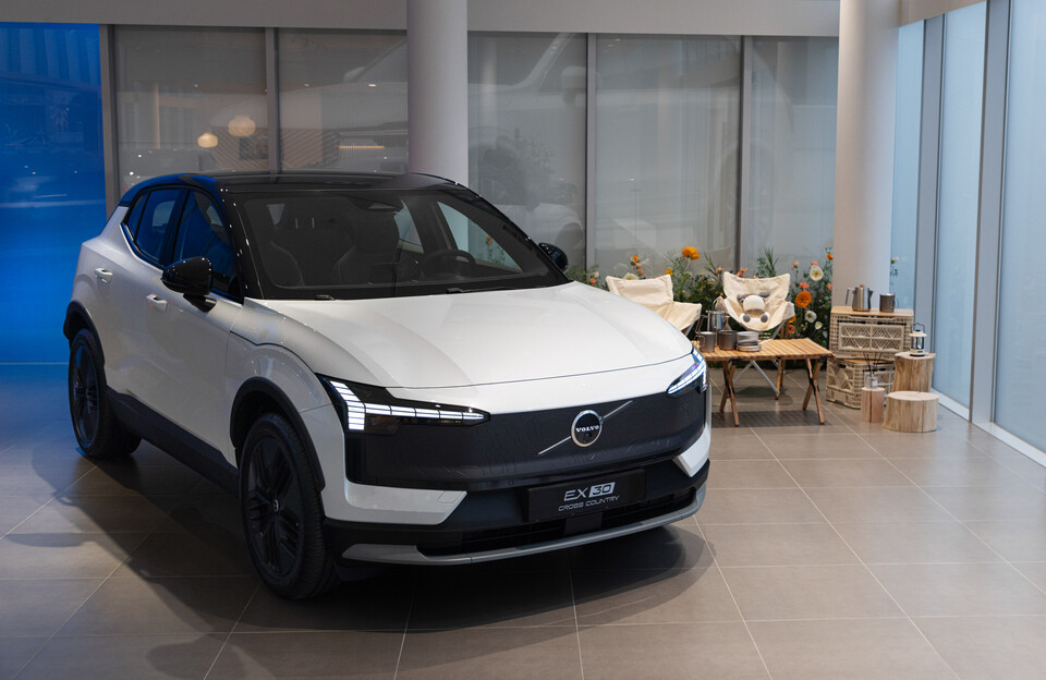 볼보 최초의 전기 크로스컨트리 EX30CC, 일반 모델과의 차이점은?