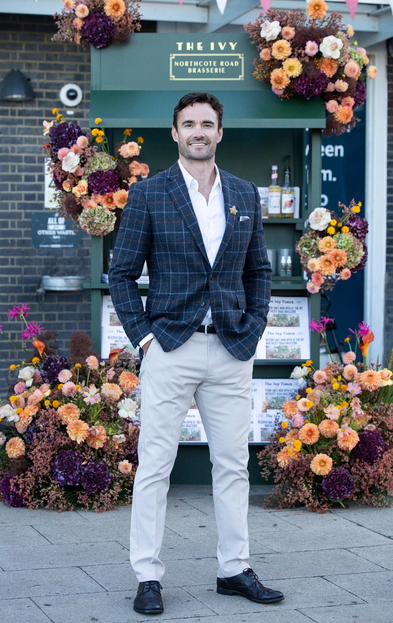 Rugby star Thom Evans spotted giving commuters matchas and newspapers ...