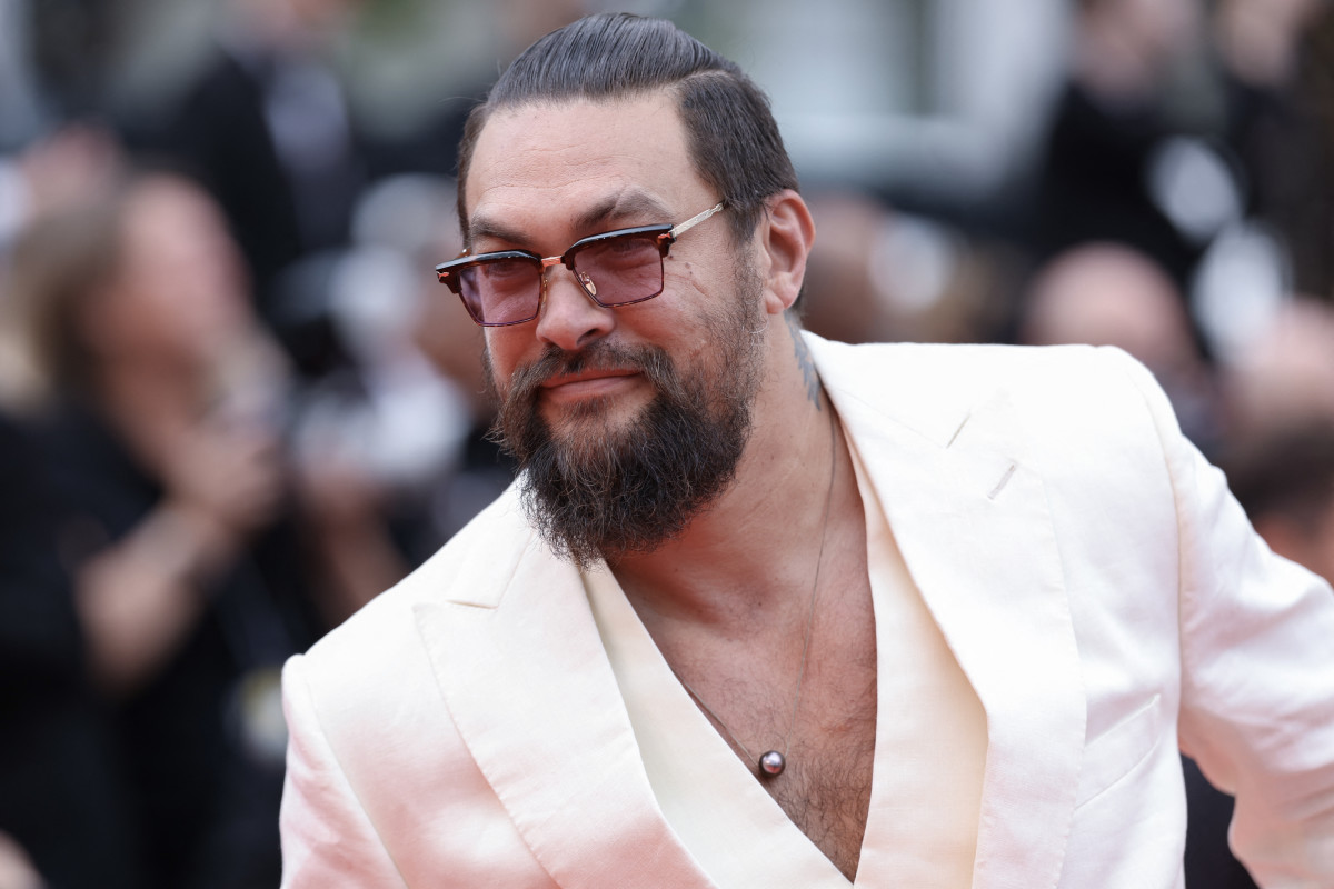 Jason Momoa Steals the Show on Venice Red Carpet Wearing Pink Suit With ...